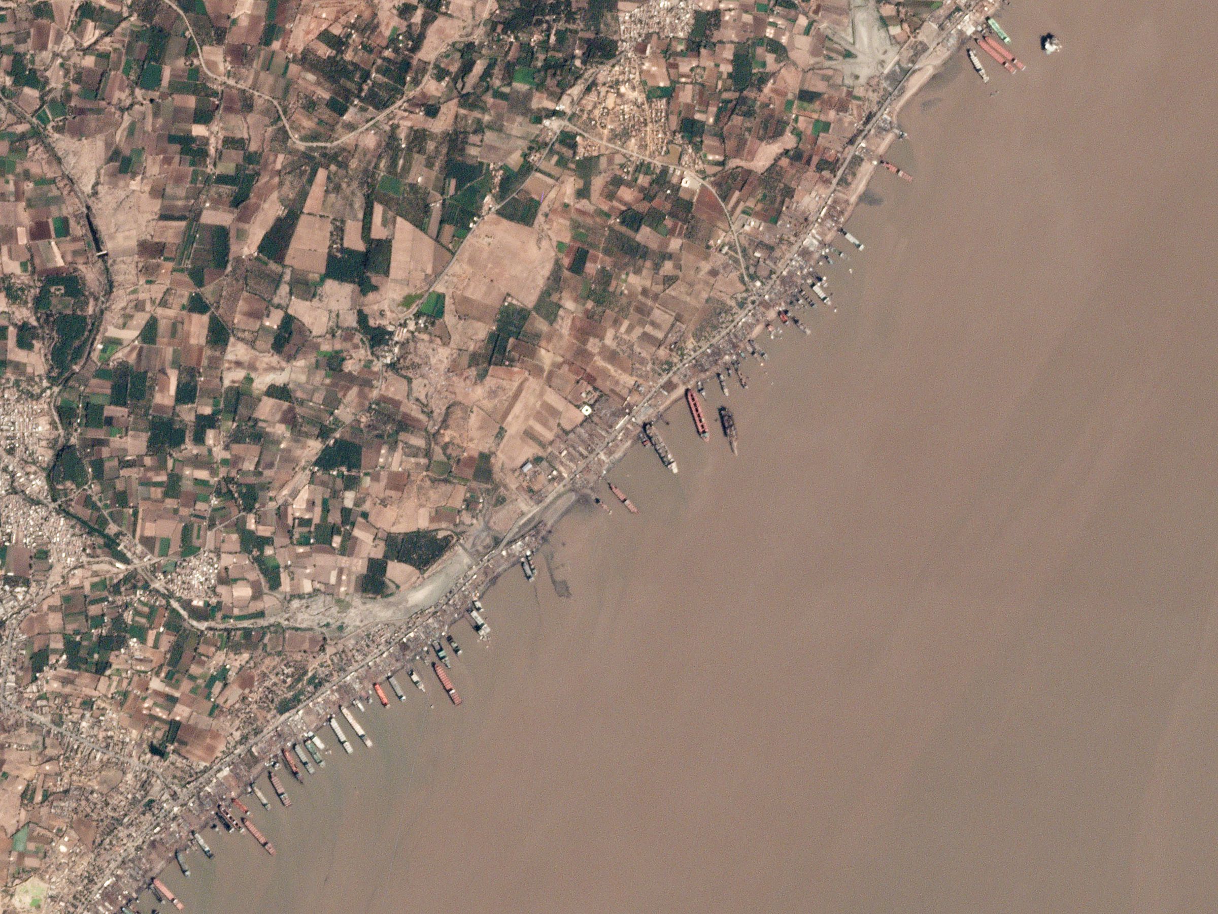 File:Shipwrecking in Alang, India, 2017-03-04 by Planet Labs.jpg ...